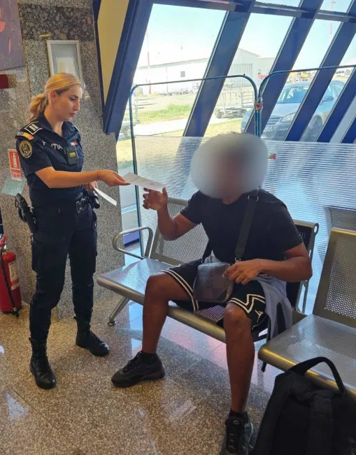 Informare și prevenire a consumului de droguri în Aeroportul Craiova ...